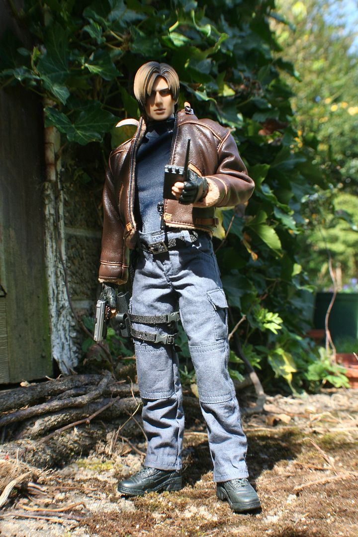 Hot Toys - Leon S Kennedy (retro photo review) | One Sixth Warriors Forum