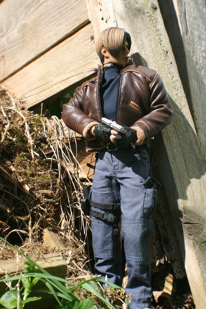 Hot Toys - Leon S Kennedy (retro photo review) | One Sixth Warriors Forum