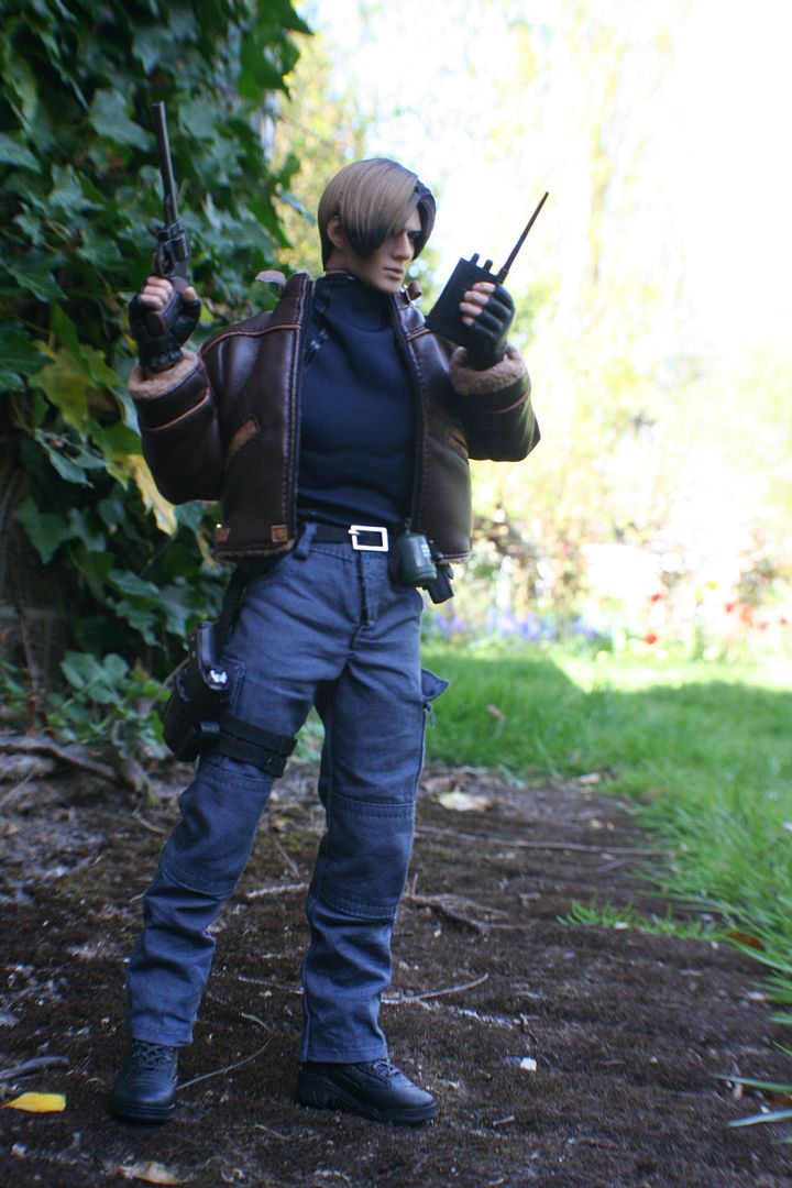 Hot Toys - Leon S Kennedy (retro photo review) | One Sixth Warriors Forum