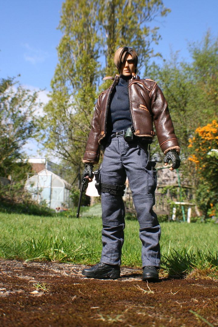 Hot Toys - Leon S Kennedy (retro photo review) | One Sixth Warriors Forum