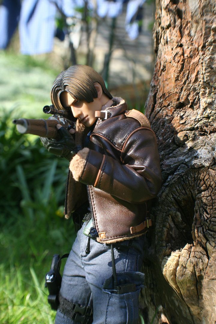Hot Toys - Leon S Kennedy (retro photo review) | One Sixth Warriors Forum
