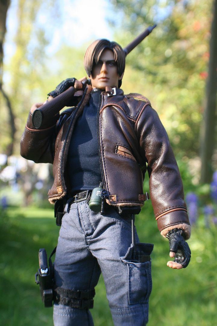 Hot Toys - Leon S Kennedy (retro photo review) | One Sixth Warriors Forum