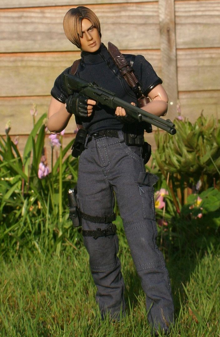 Hot Toys - Leon S Kennedy (retro photo review) | One Sixth Warriors Forum