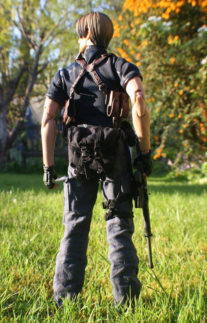 Hot Toys - Leon S Kennedy (retro photo review) | One Sixth Warriors Forum